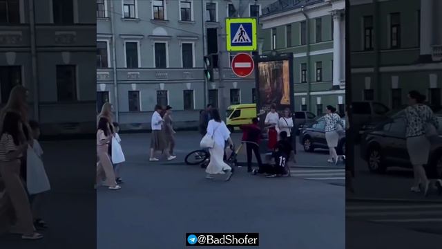 Четверо на электроскутере врезались в велосепедиста