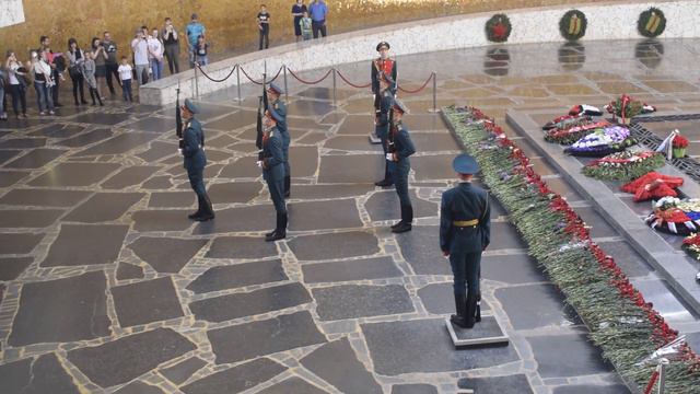Фрагмент смены караула на Мамаевом кургане