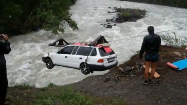 Машины  на верёвках. Переправа. The machine hung on the clothesline. horror. 机上的绳索