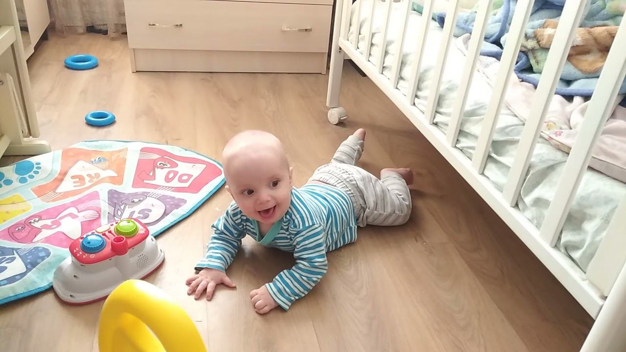 малыш 6 месяцев. Играет с братом