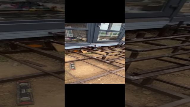 Монтаж доски RUSDECKING на свайном металлокаркасе.  Выставление ступенек