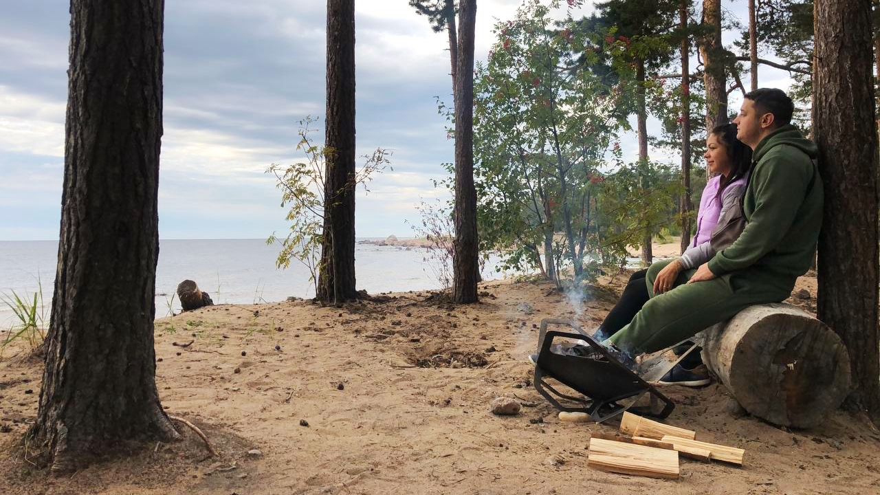 Кемпинг на берегу Финского залива, приготовление рыбы и ребрышек в коптильне, Отдых