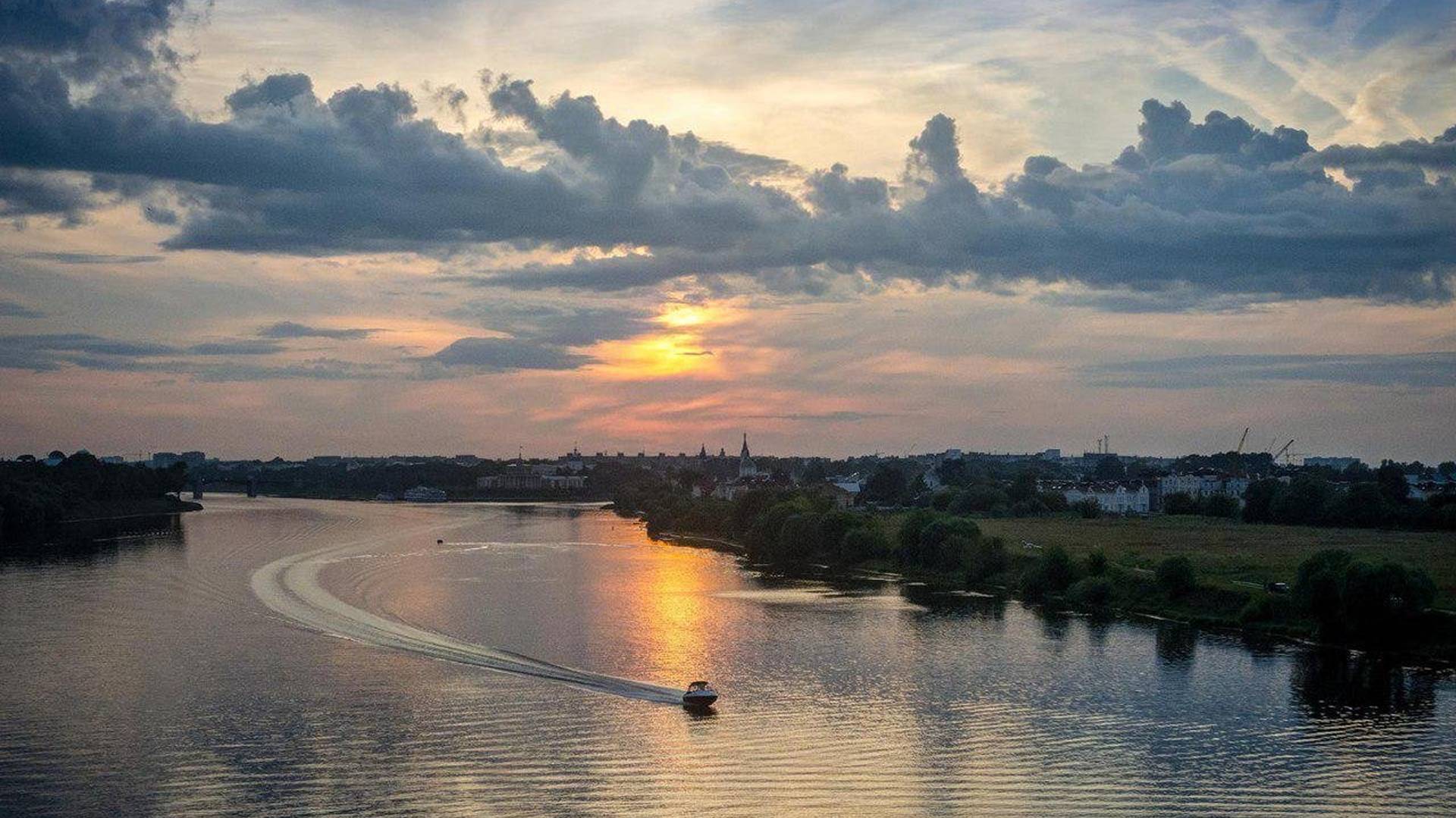 Евгений Евтушенко. Стихотворение: "ВОЛГА". Читает — Елена Артёменко. Запись: июнь, 2021 год.