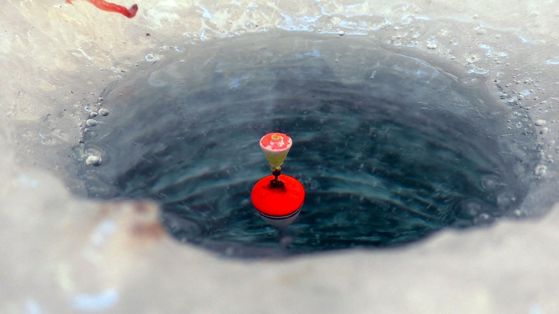 Рыбалка на поплавок зимой на водохранилище. Рыбалка после снегопадов