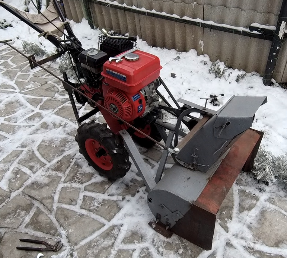 Из мотоблока снегоуборщик.