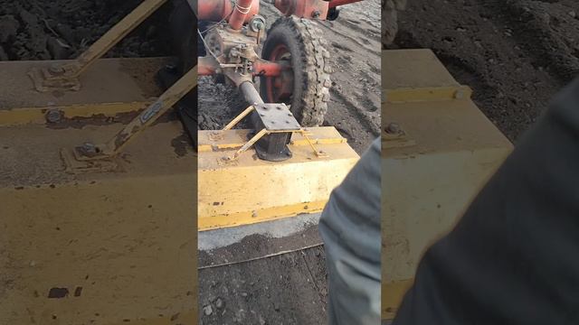 Фрезерую огород мотоблоком МТЗ05 с двигателем уд25