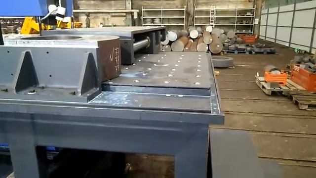 Видео резки на вертикальном станке с подающими тисками, движение тисков