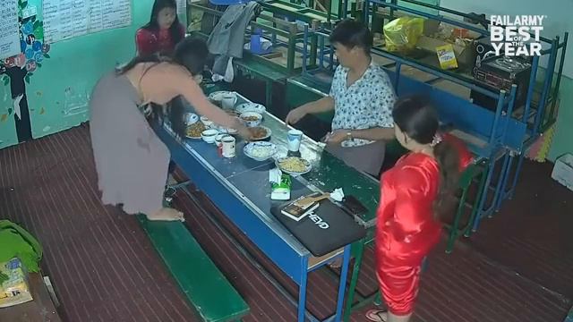 Приколы в ресторане баре на кухне 001