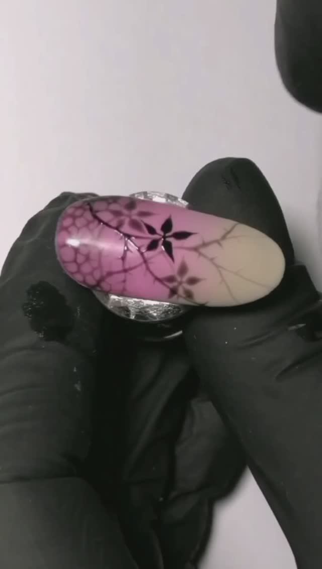 Графичный колючий дизайн.