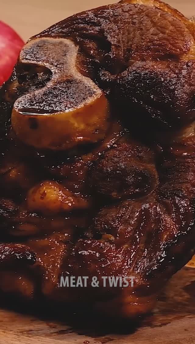 Никогда не пробовали варить свиную рульку в тёмном пиве? Самое время! Подробный рецепт в описании!