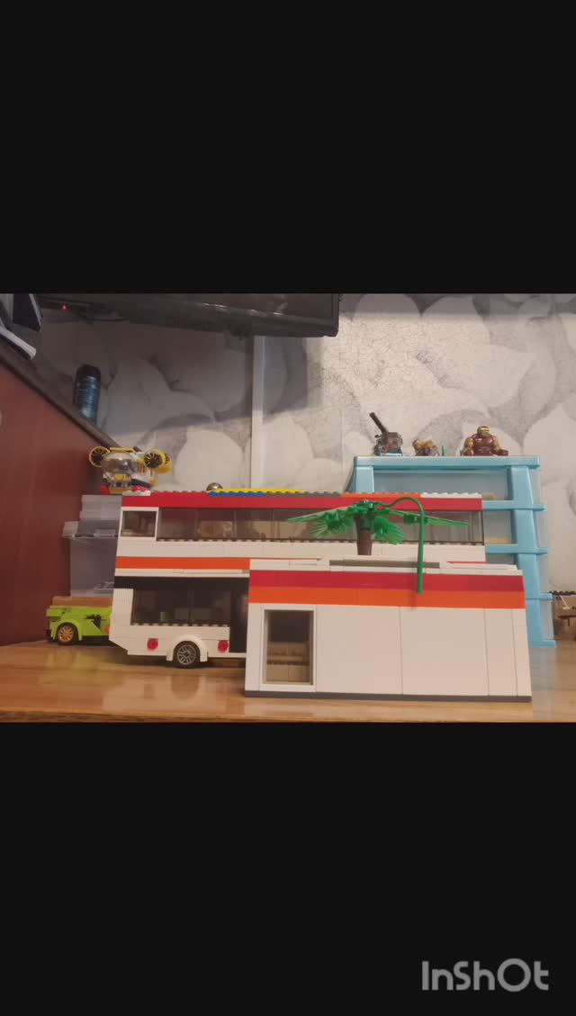 Городская Жизнь из LEGO: Остановка и Автобус