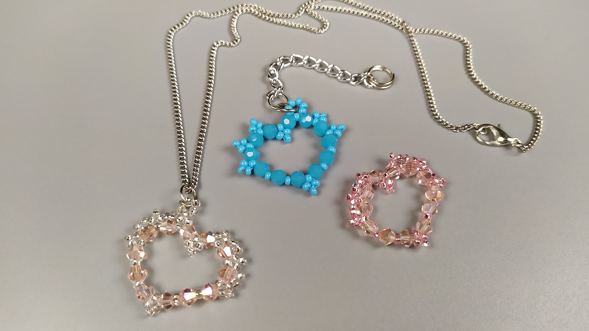 Украшения из бисера. Работы из бисера. Подвеска из бисера.