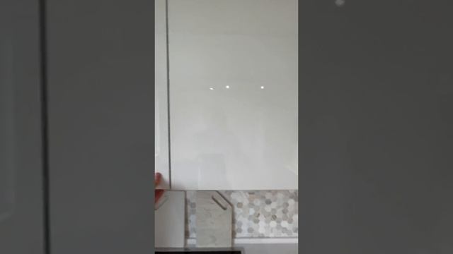 Кухня у окна с подсветкой и встроенной техникой. Залог хорошего настроения - света много не бывает!