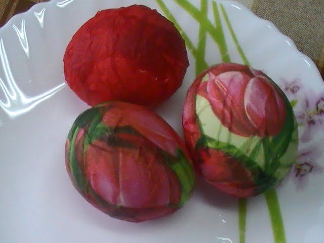 Декупаж куриных яиц  на Пасху весело с помощью обычных разноцветных салфеток