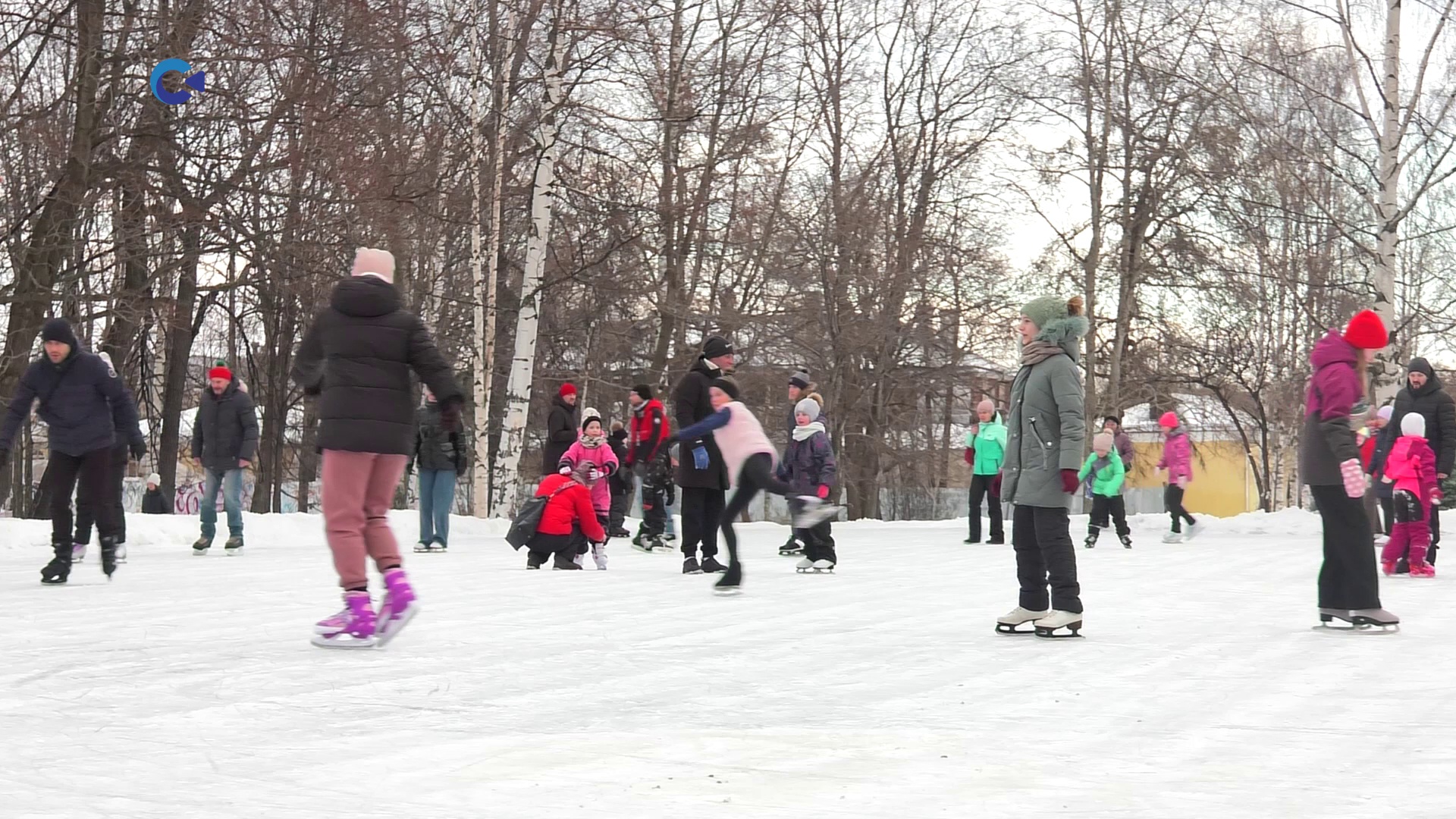 В Губернаторском парке открыли уличный каток