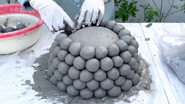 Два способа сделать цветочный горшок из цементных колобков