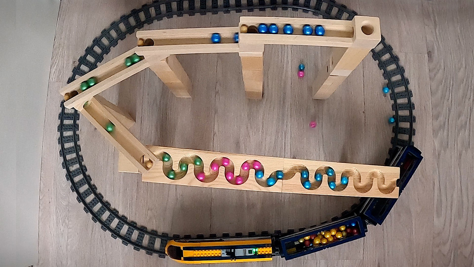 Гонка шариков марблс и погрузка их в лего-поезд / Marble Run Race ASMR