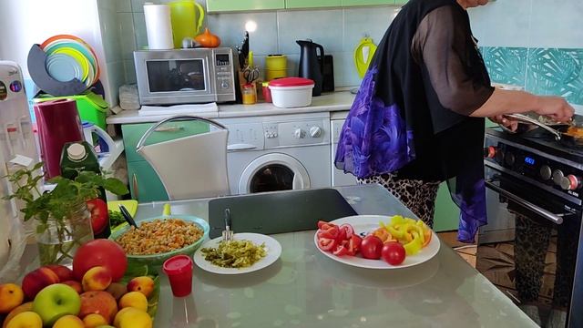 Куриная печень с овощами и рыбный суп