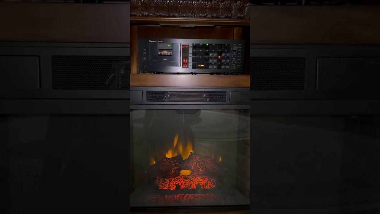 Две обнаженные девушки у камина вечером и Nakamichi