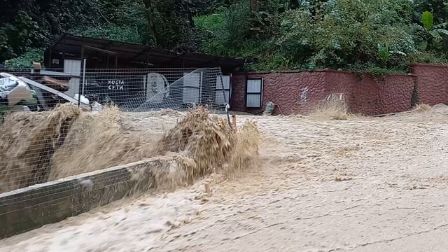 Сочи. Хоста. 04.10.2021 г. Ручей Видный заблокировал дорогу. Часть 2