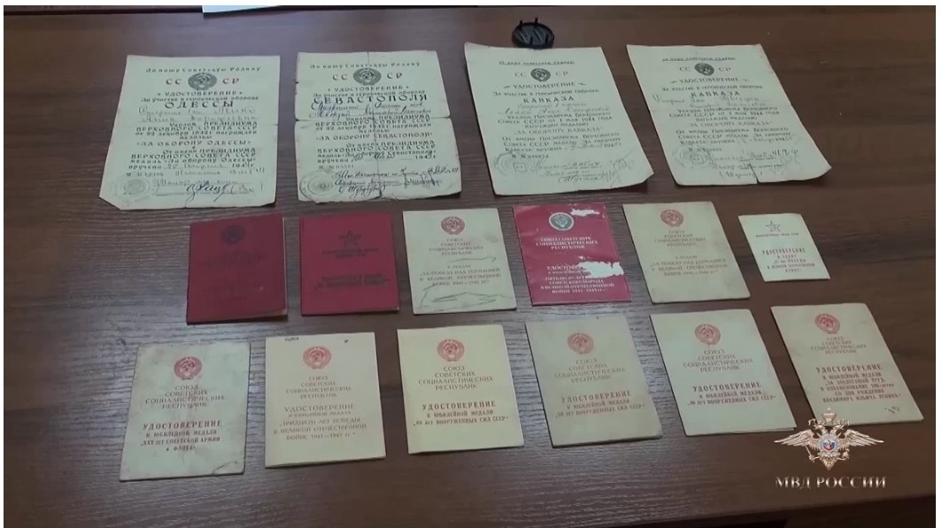 В Севастополе полицейские в кратчайшие сроки нашли похищенные награды ветеранов ВОв