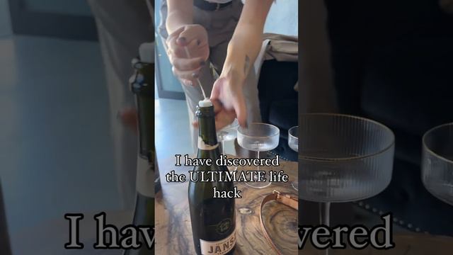 Если нет пробки, закупорить бутылку шампанского можно тампоном.