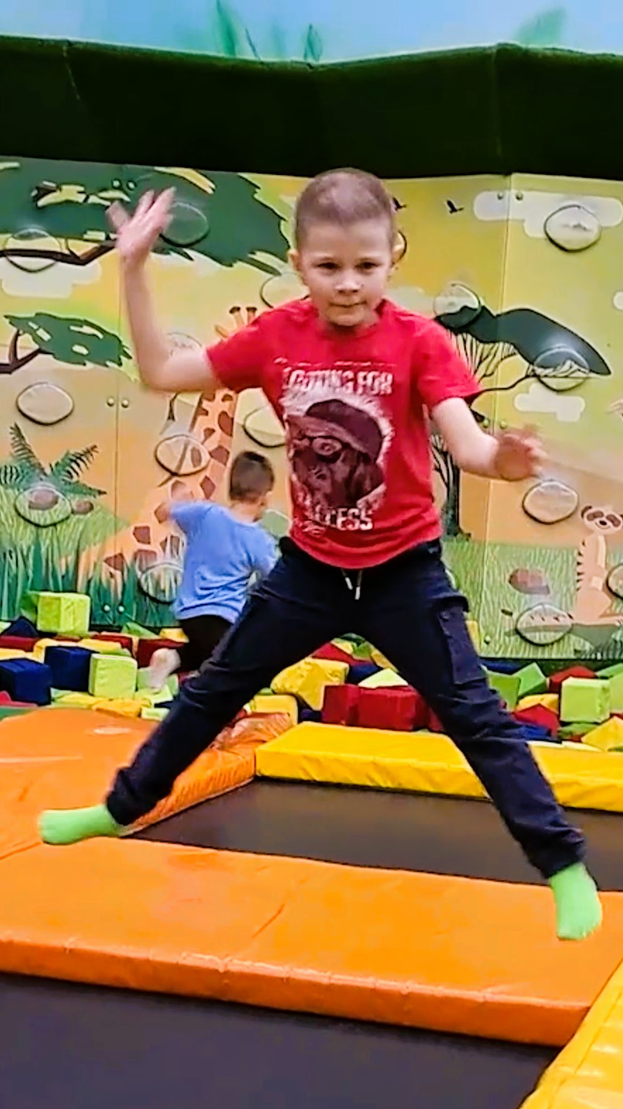 Батут прыгаем в яму с цветными кубиками