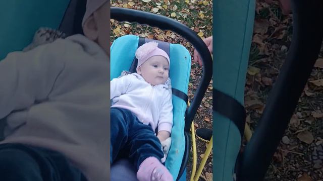 на качелях 6 месяцев