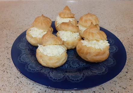 Закуска профитроли с сыром.