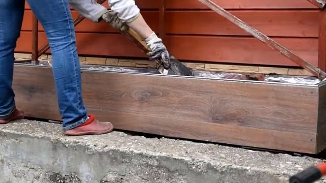 Реконструкция деревянного кашпо в саду с помощью обыкновенного ламината