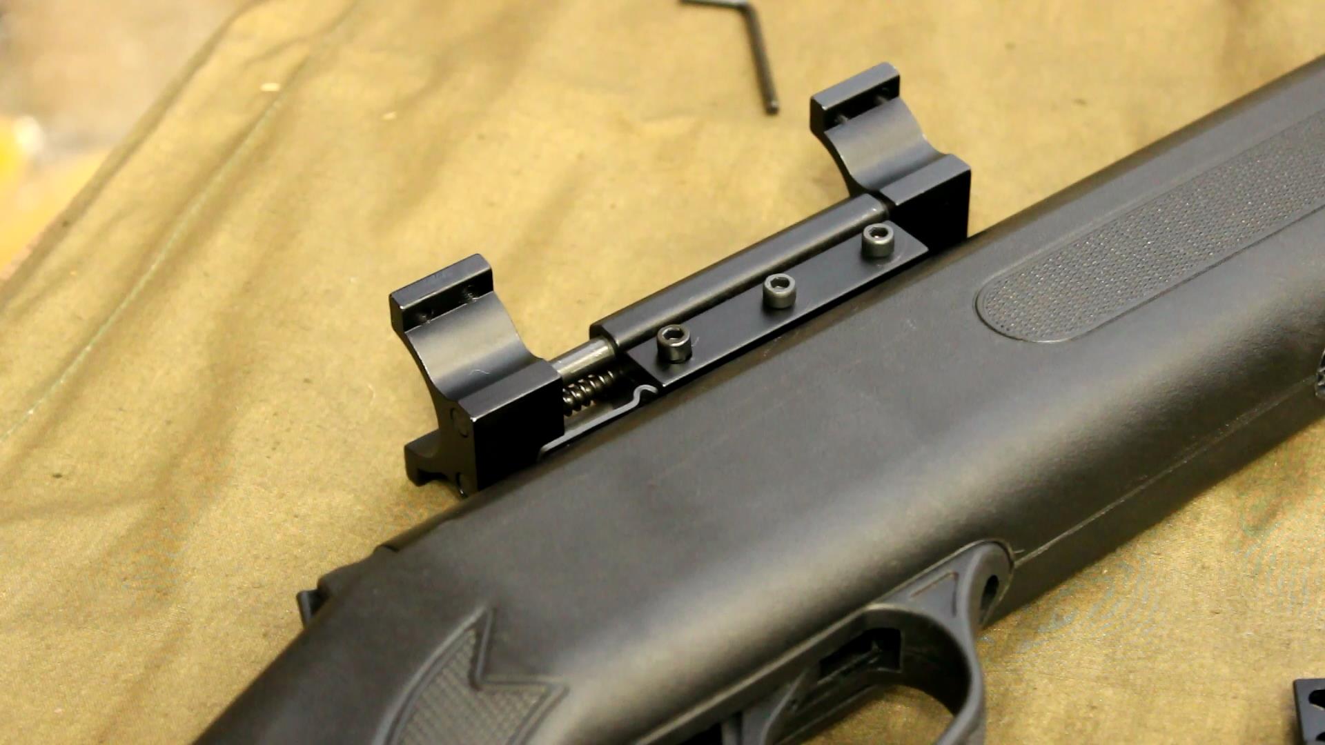 Пневматическая винтовка. Кронштей с компенсатором отдачи для оптики.