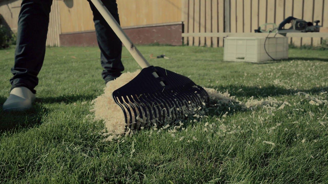 Чистый и опрятный двор с веерными граблями Альт-Пласт