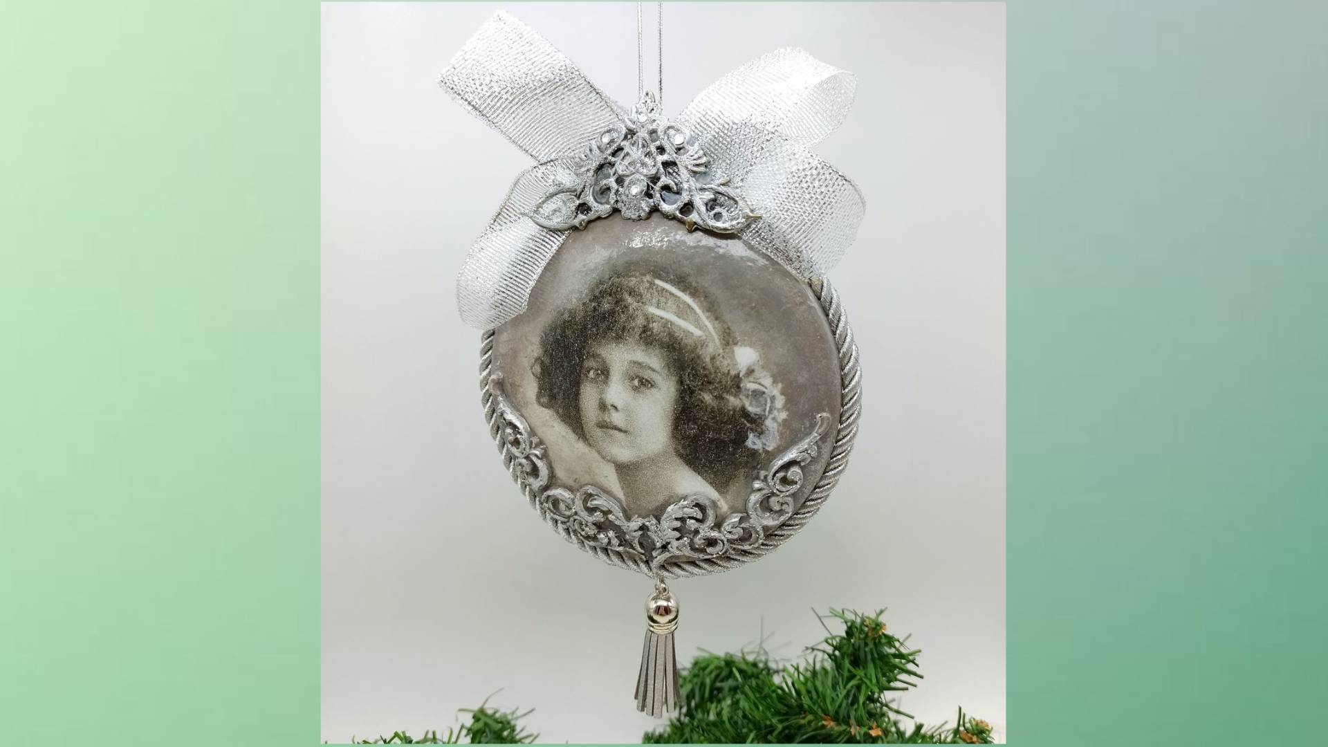 Новогодний медльон ретро девочка