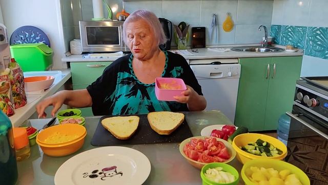 Пицца и салат из детства