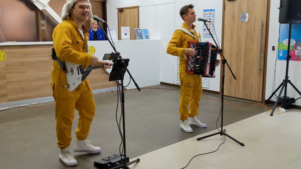 Ау ау ау под балалайку и баян - дуэт "Богатые и Знаменитые"