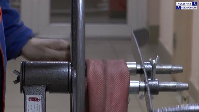 Перекатка пожарного рукава на новое ребро с помощью специальной установки