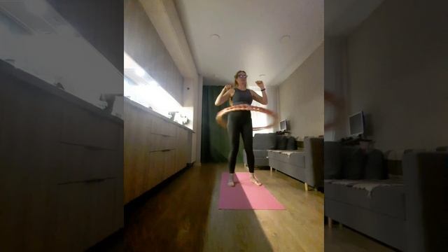 Занимается мама спортом вечером, ПОХУДЕНИЕ МОЁ, вес 72, рост 175, лет 45. Со звуком нельзя