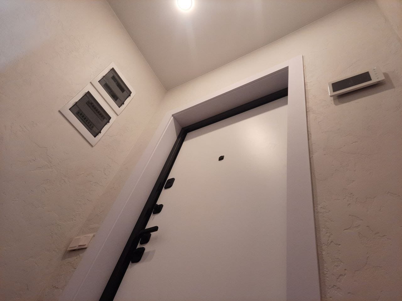 Белые доборы и наличники с установкой на входную дверь