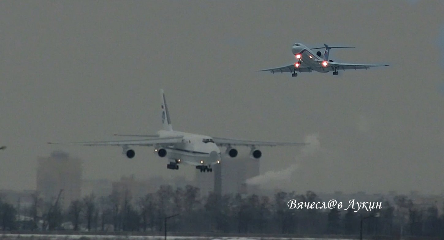 Пока с ВПП убирают Ан-124 после посадки... Ту-154 нарезает круги в зоне ожидания, с минимальным оста