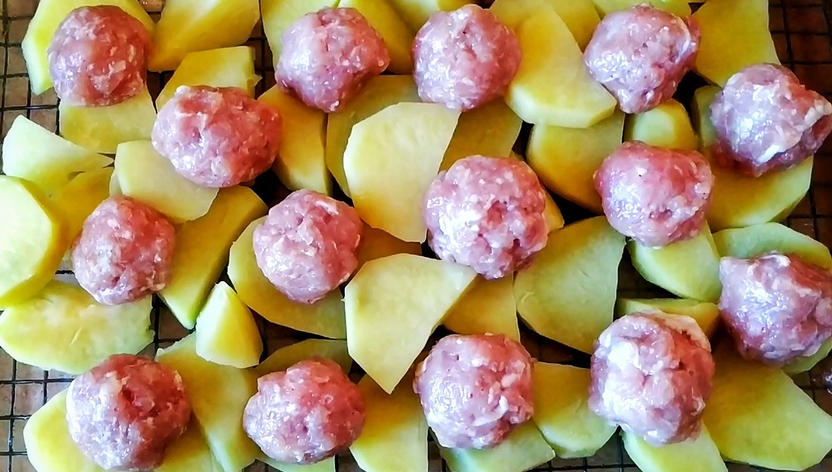 ФРИКАДЕЛЬКИ под Сливочным СОУСОМ (Бешамель) в духовке? Очень вкусно?