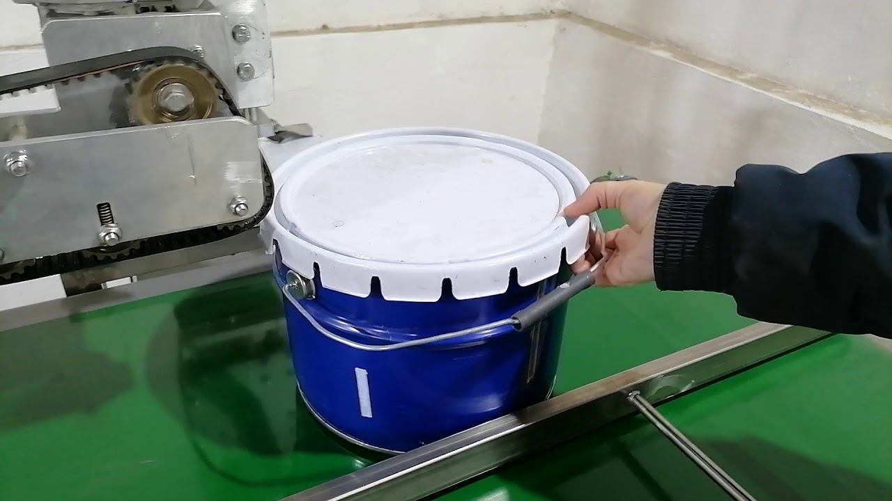 Наклеивание этикетки на ведро №2 - Etikon.ru