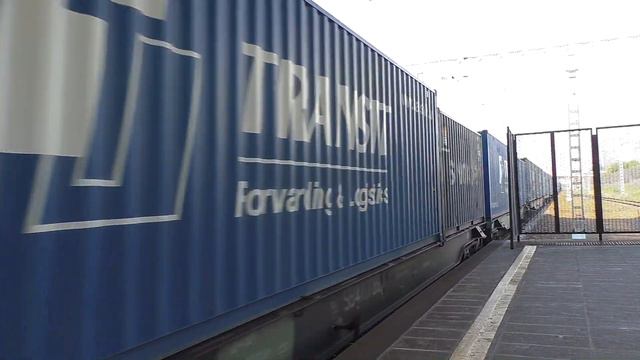 Электровоз ВЛ10У-1030 (ТЧЭ-21) с контейнерным поездом.