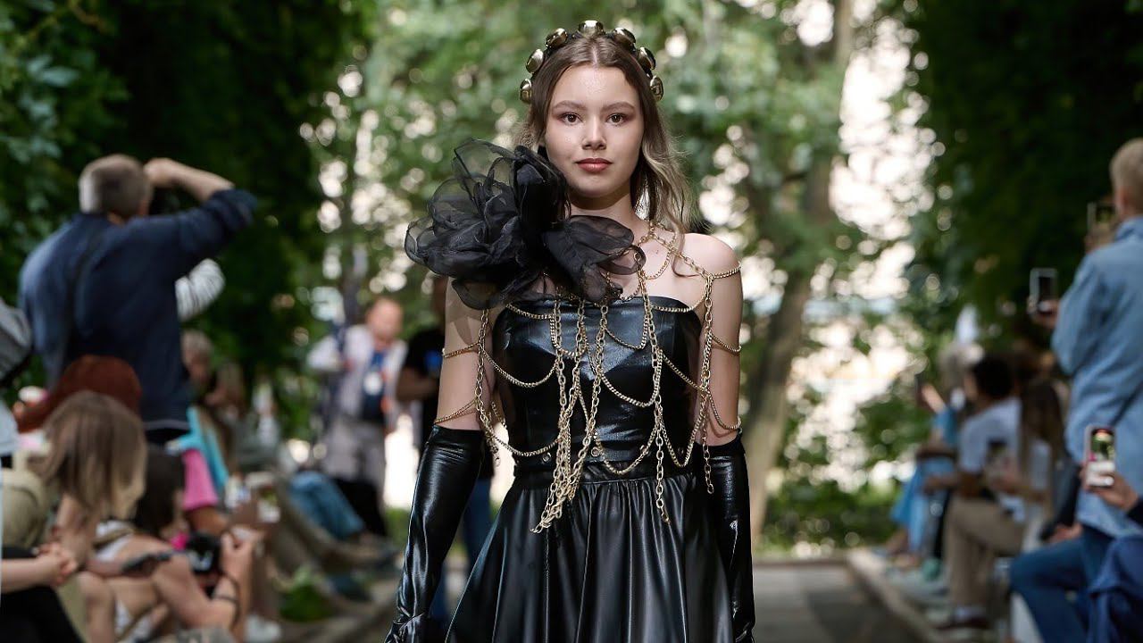 Moscow Runway Show 2023 . A GLOSSIER  .Зелёный Подиум