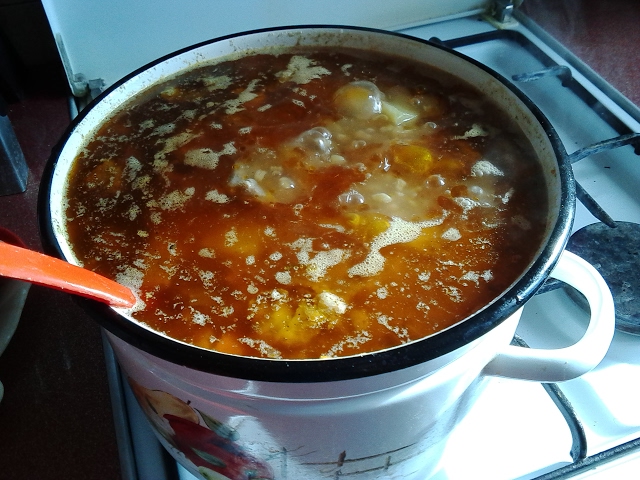 Домашний рассольник с грибами, перловкой и квашеными огурцами