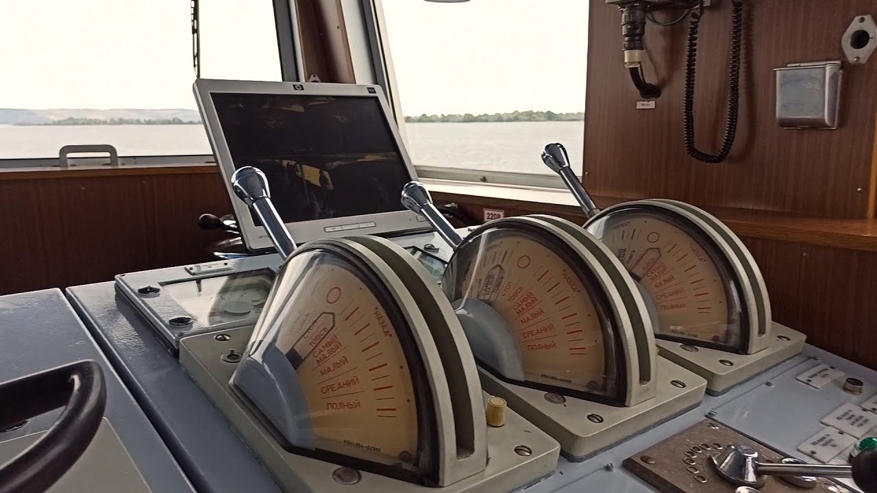 Экскурсия в рулевую рубку теплохода Лебединое озеро