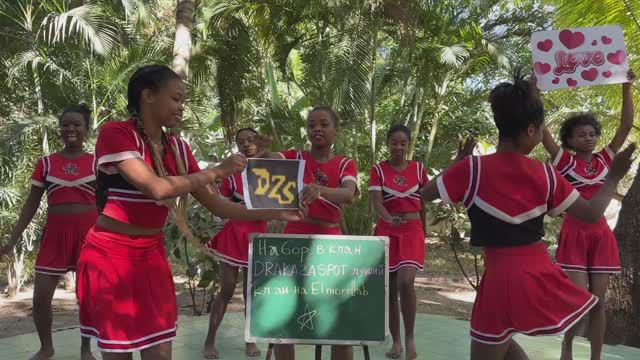 Зажигательный танец  Красоток , как самый оригинальный способ пригласить в клан ))