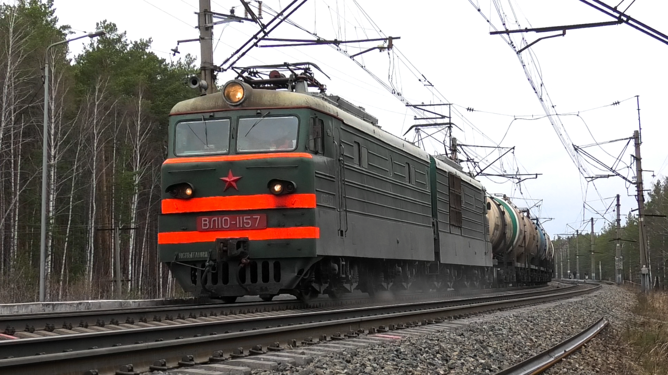 ВЛ10-1157 с грузовым поездом и приветливой бригадой следует через о.п. 40 км