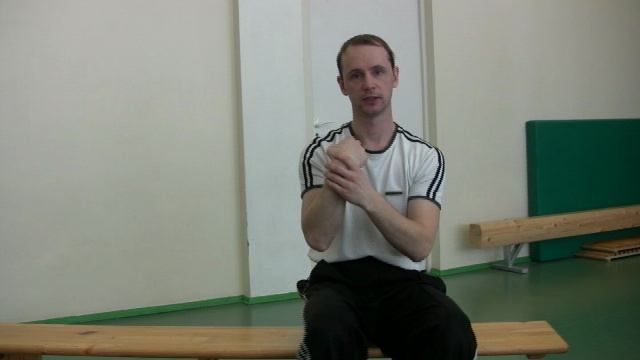 Упражнения для кистей рук без предметов