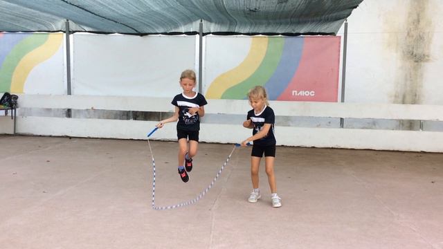 Скакалка для дошкольников. 22. Одна веревка на двоих. Простой прыжок, помогающий рука в крест