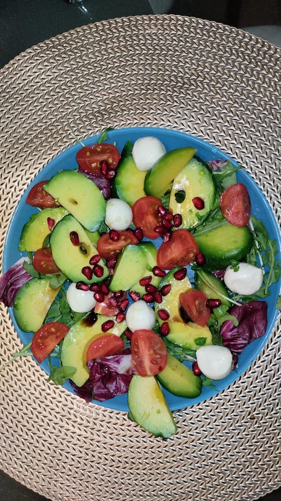 Лёгкий салат с авокадо и моцареллой